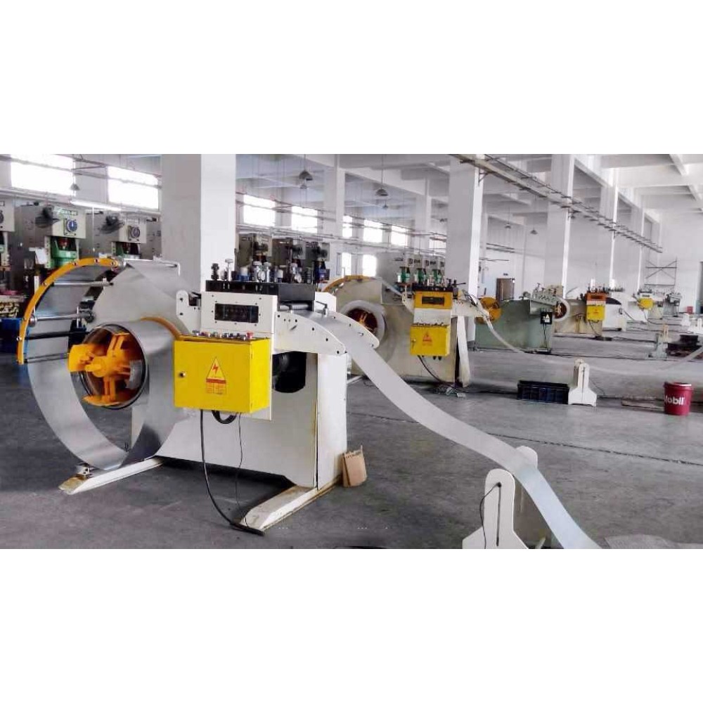 Automatic sheet metal uncoiling and straightener machine
