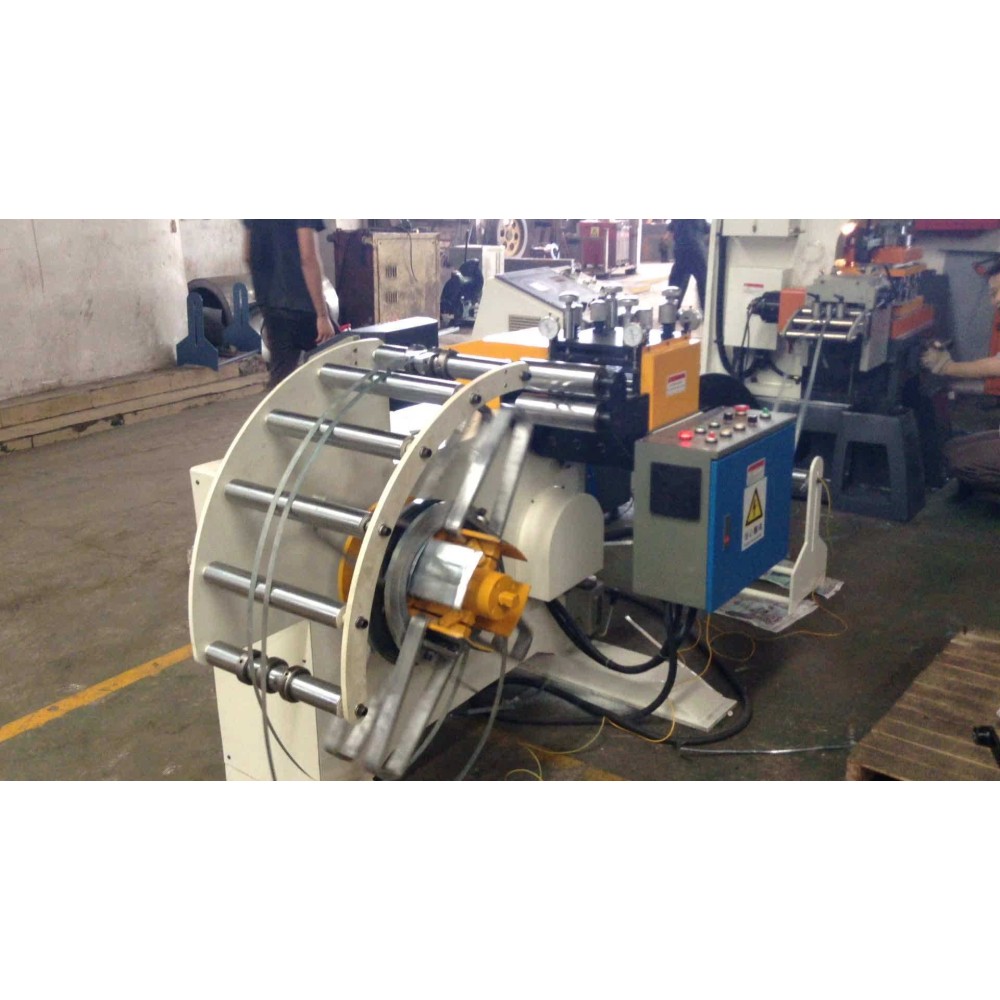 Automatic sheet metal uncoiling and straightener machine