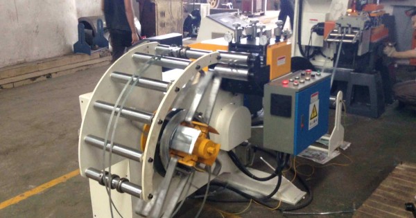 Automatic sheet metal uncoiling and straightener machine