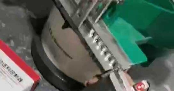 Vibration plate of adhesive vibration bowl feeder